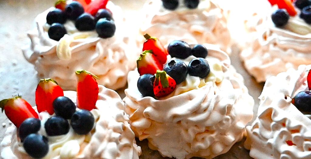 Keto mini bezy Pavlova - Przyprawione Sercem